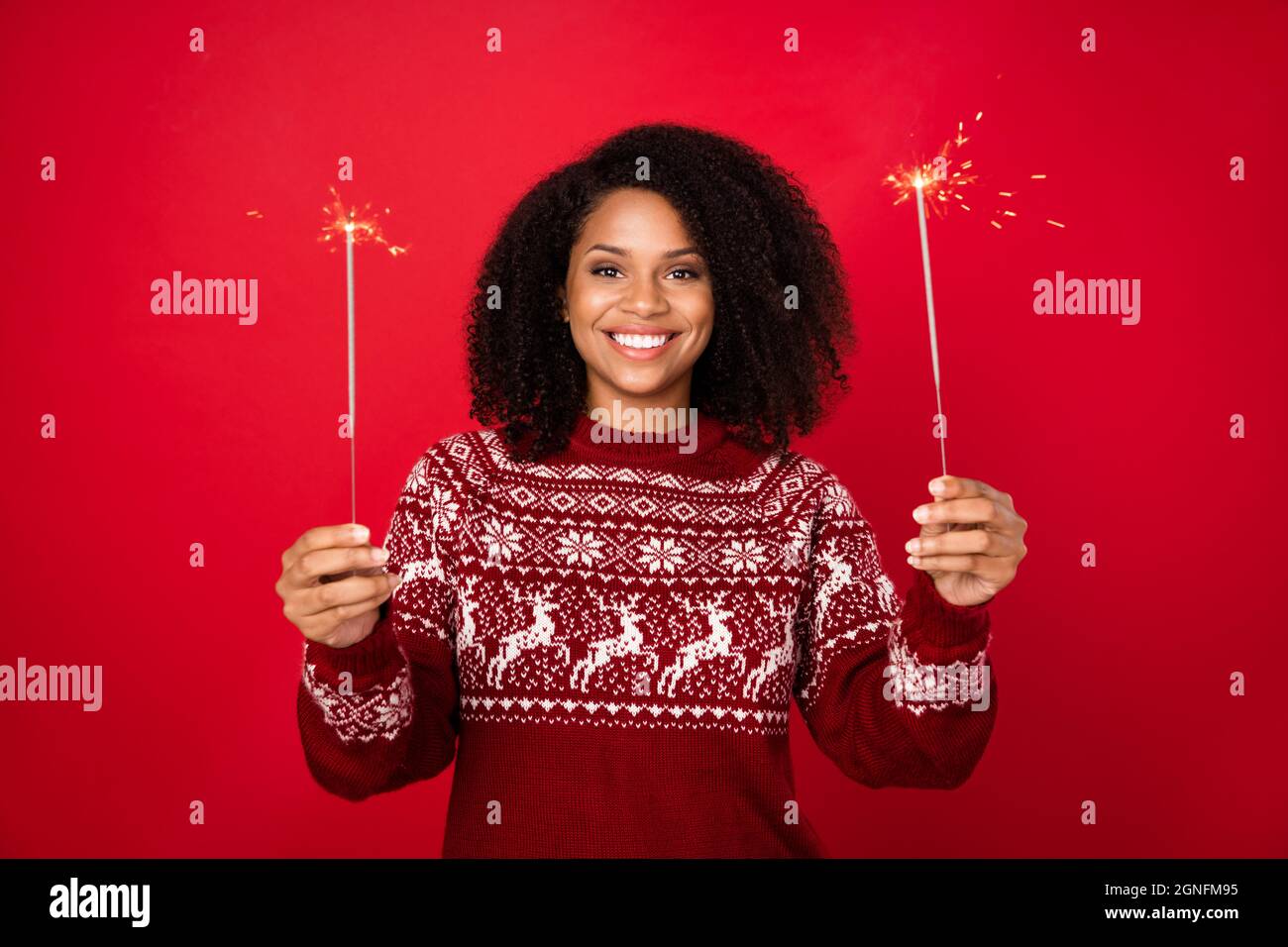 Photo portrait smiling girl happy in red jumper smiling keeping bengal ...