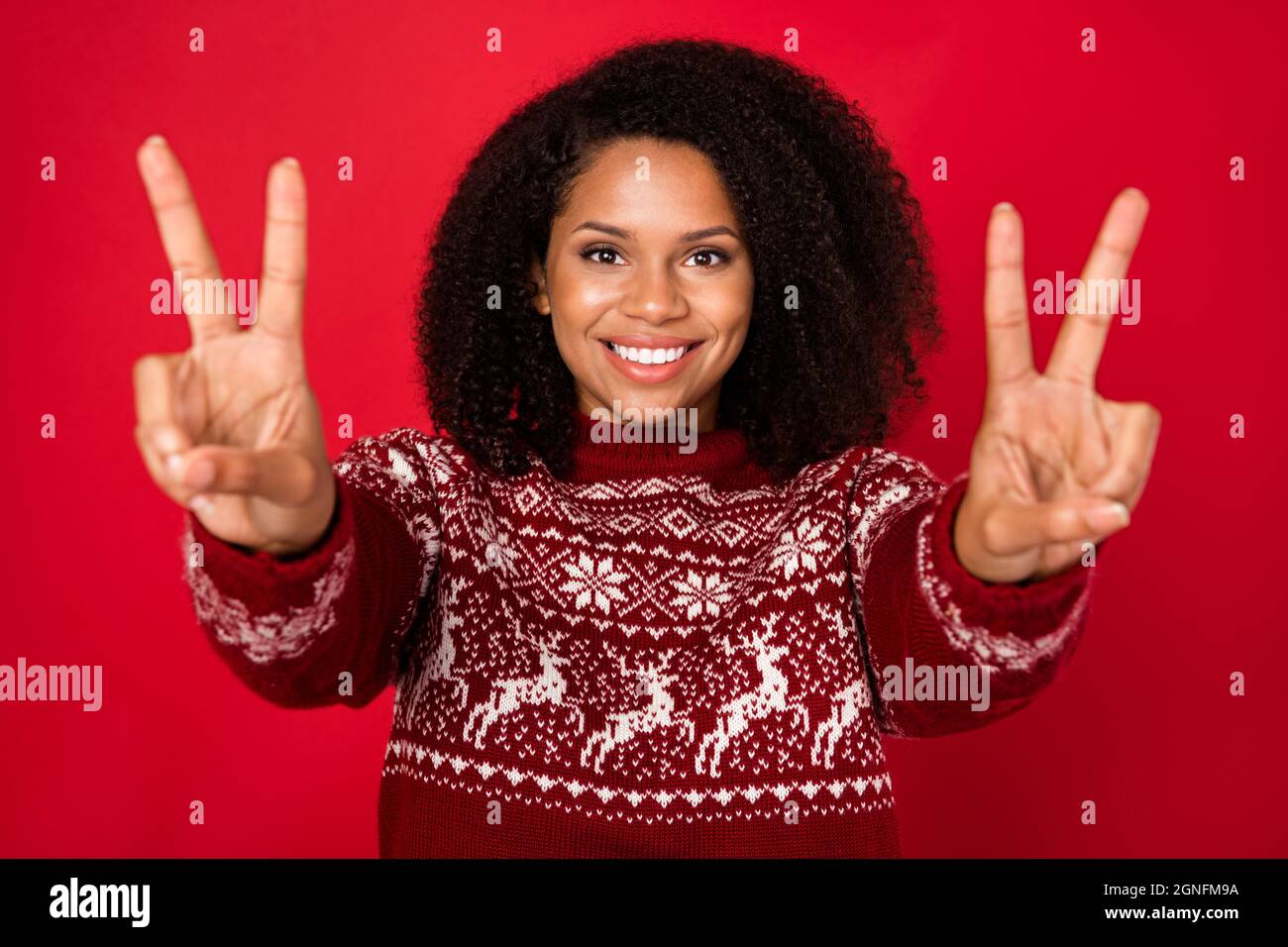 Photo portrait smiling curly girl showing v-sign gesture wearing red ...