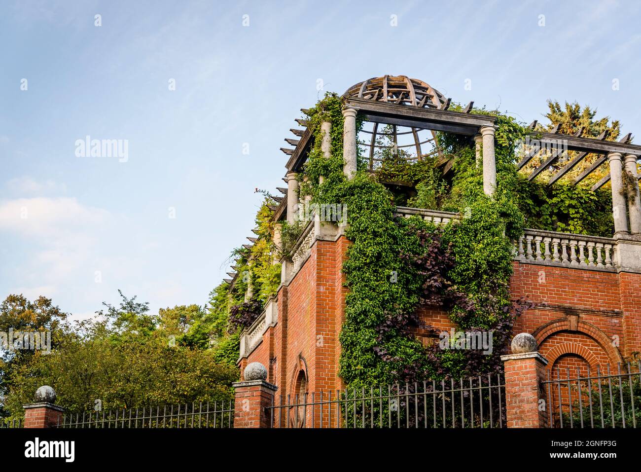 Overgrown gardens hi-res stock photography and images - Alamy