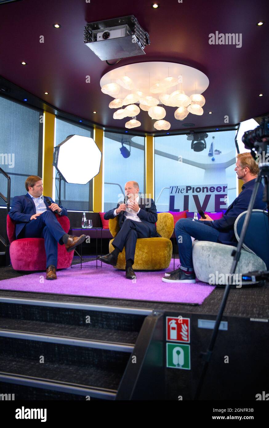 Potsdam, Germany. 25th Sep, 2021. Olaf Scholz (M), Federal Minister of ...