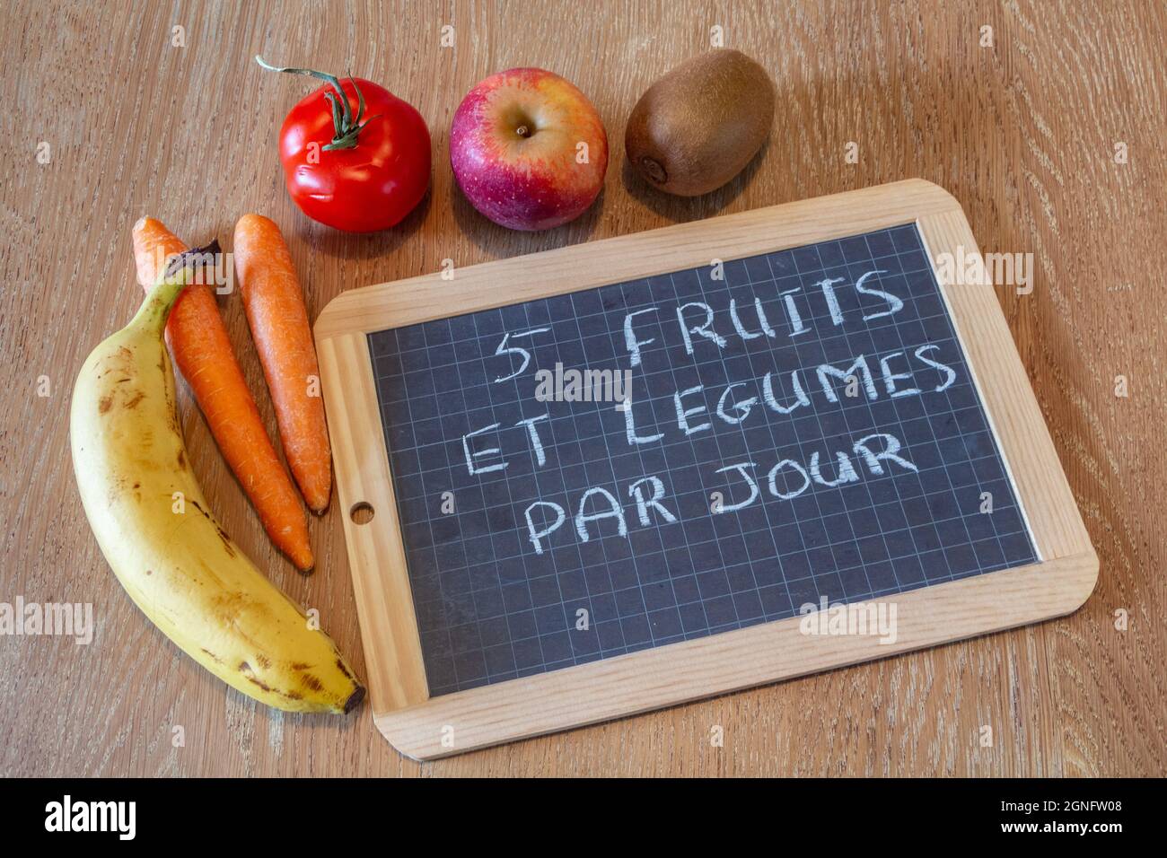 Five fruits and vegetables per day in french language Stock Photo - Alamy
