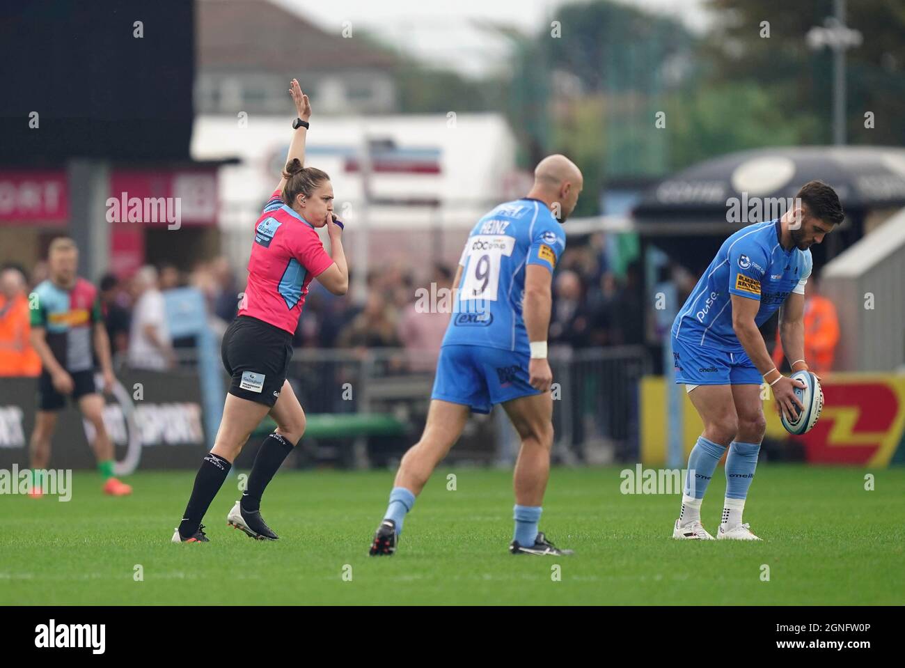 Referee signals rugby hi-res stock photography and images - Alamy