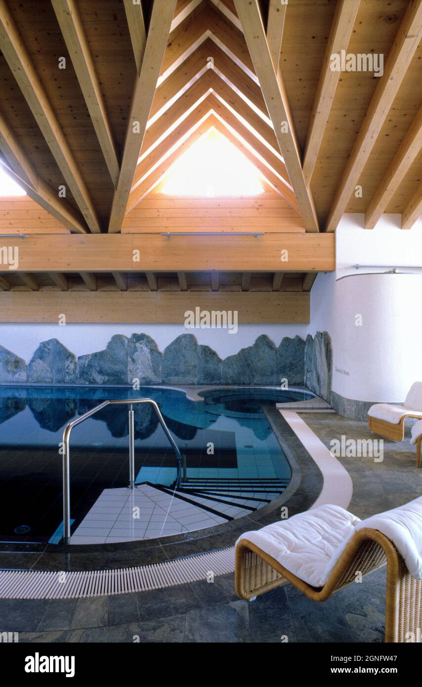 SWITZERLAND, VALAIS REGION, ZERMATT SKI RESORT, THE SWIMMING POOL OF ...