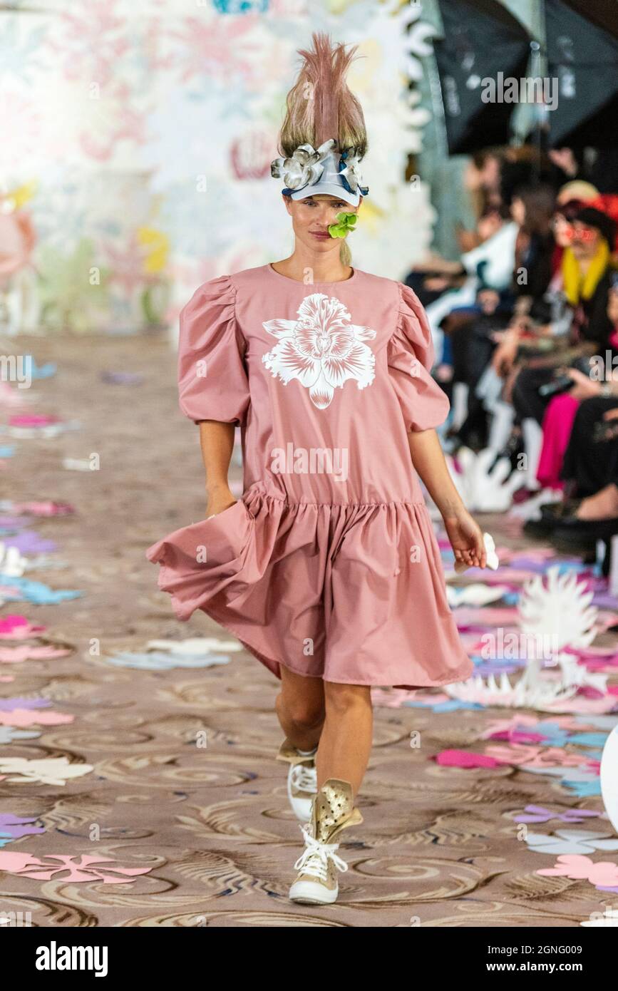 Female model on catwalk at fashion show hi-res stock photography and ...