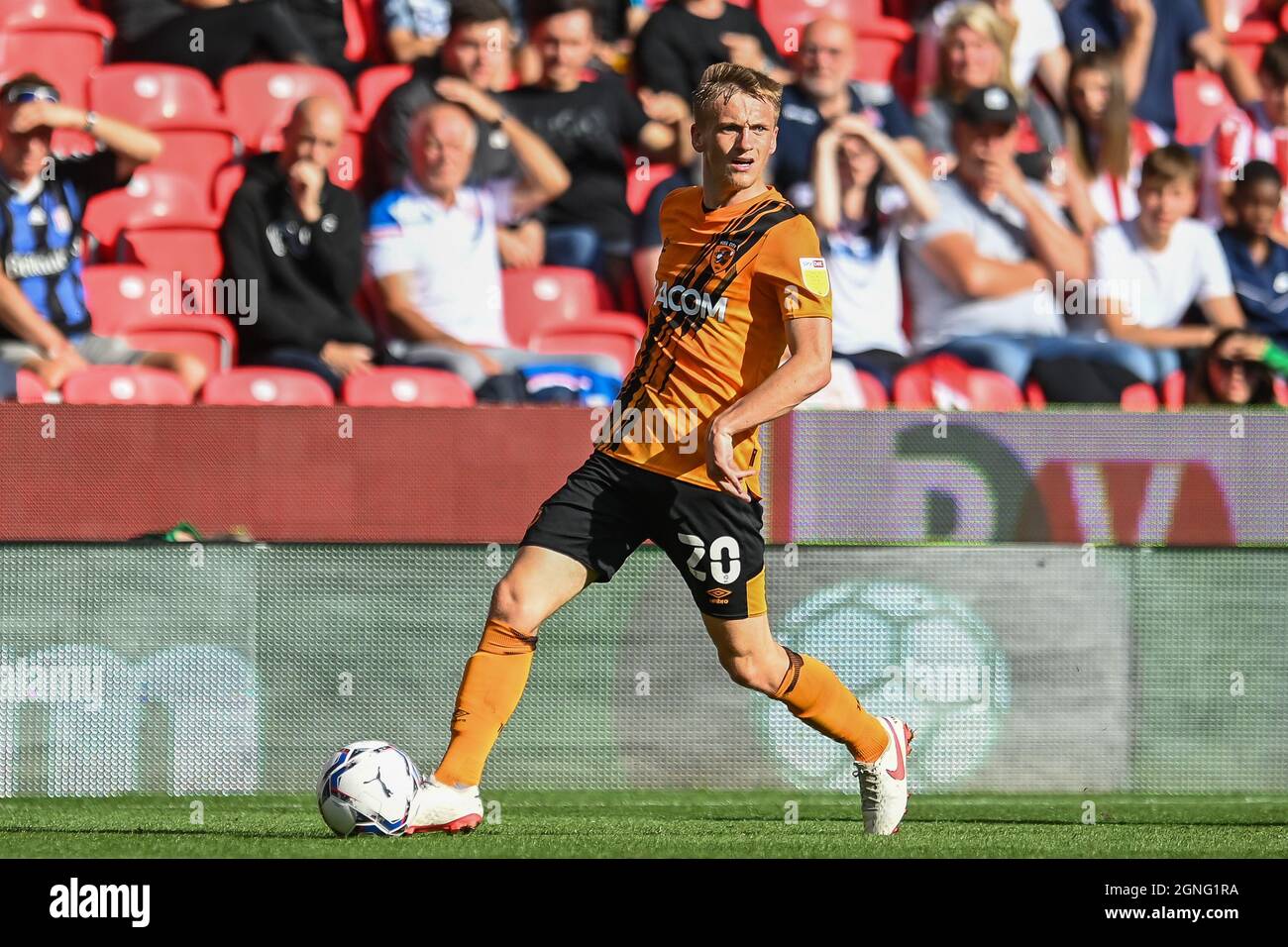 Matt Smith #20 of Hull City makes a break with the ball Stock Photo - Alamy