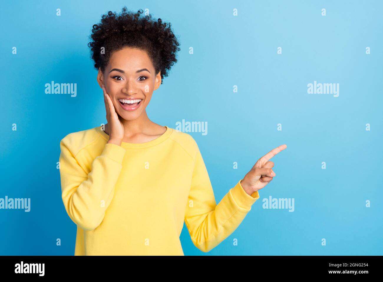 Photo portrait curly woman smiling amazed showing copyspace isolated ...