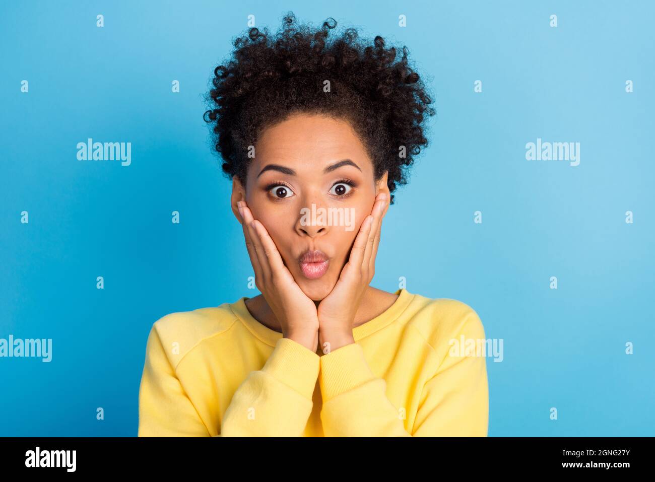 Photo portrait curly woman smiling surprised excited touching cheeks ...