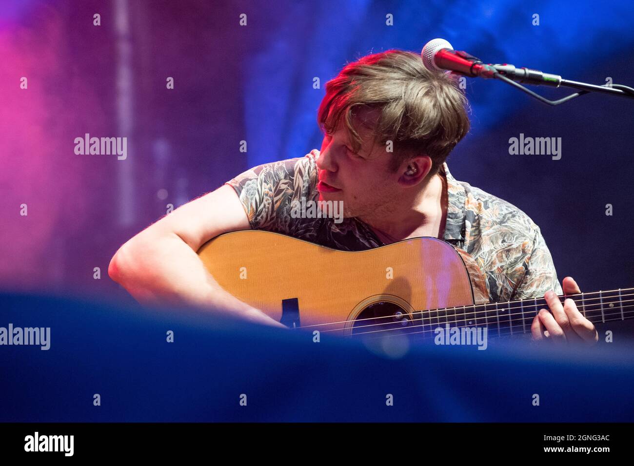 Festival on stage playing guitar hi-res stock photography and images ...