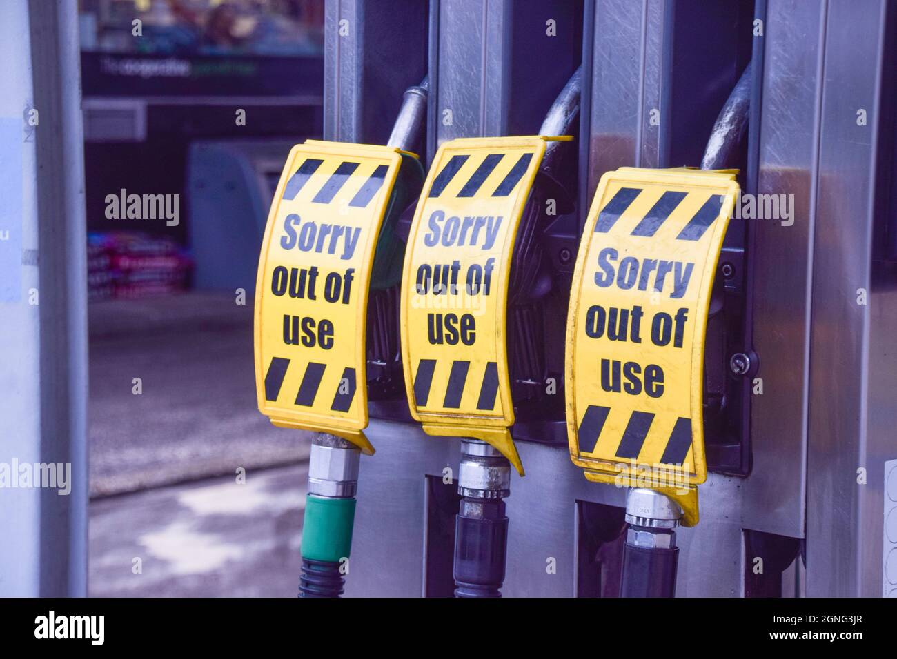 Empty petrol station hi-res stock photography and images - Alamy