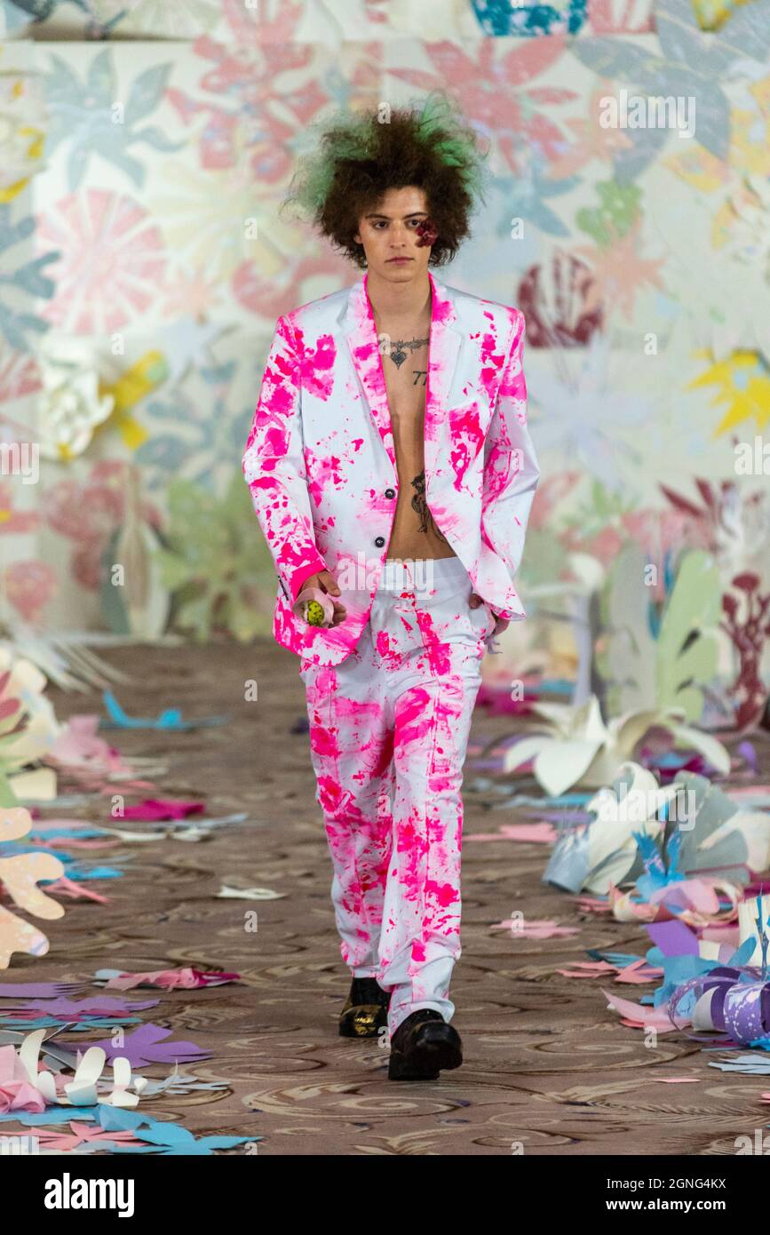 Male model catwalk hi-res stock photography and images - Alamy