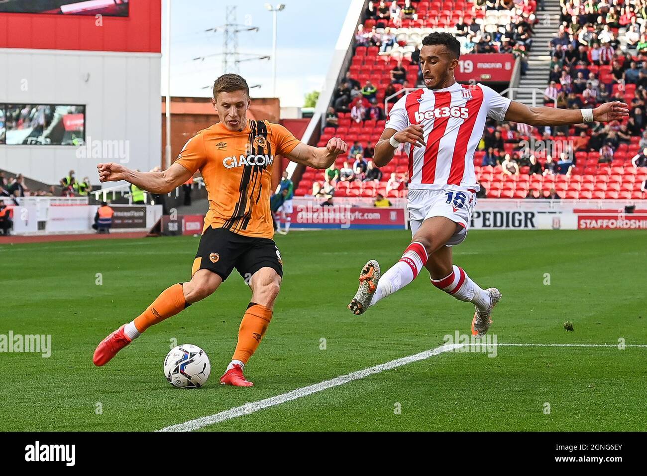 Greg Docherty #8 of Hull City crosses the ball Stock Photo - Alamy