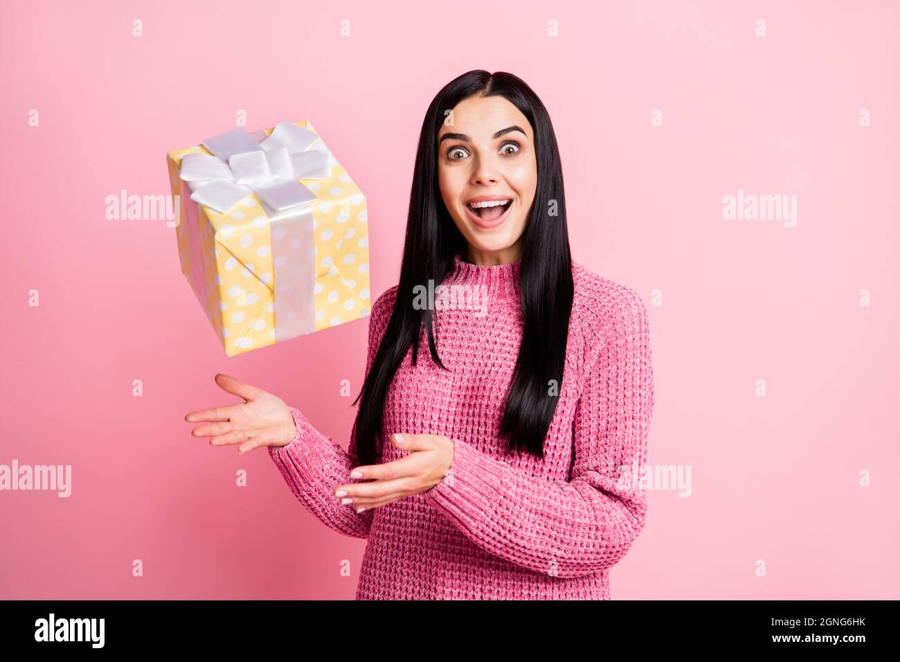 Photo portrait of screaming crazy girl throwing gift box up isolated on ...