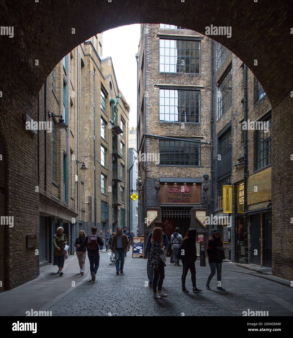 London, Clink Street mit Clink Prison Museum gesehen durch den ...