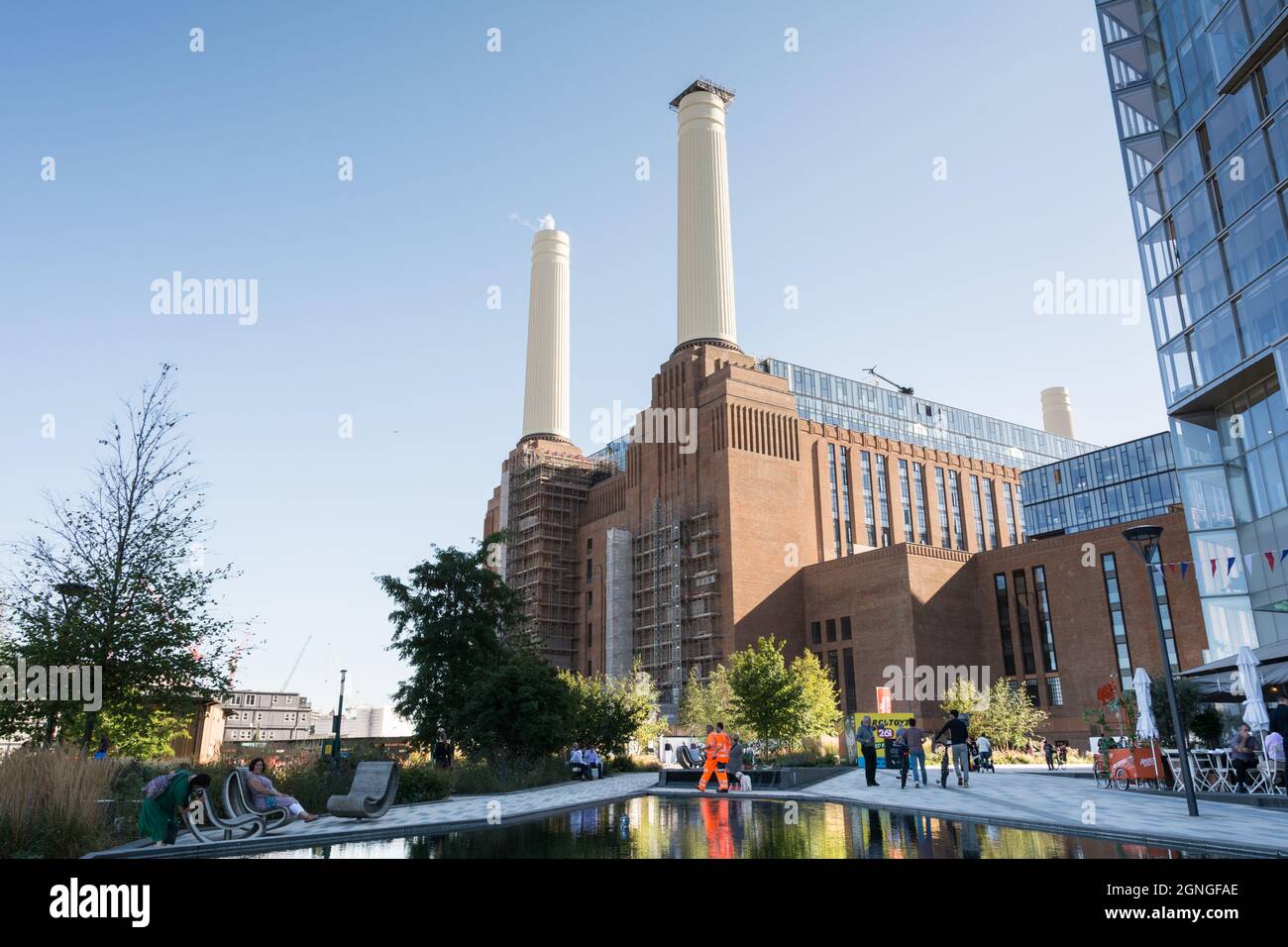 The iconic chimneys of the decommissioned Battersea coal-fired power ...