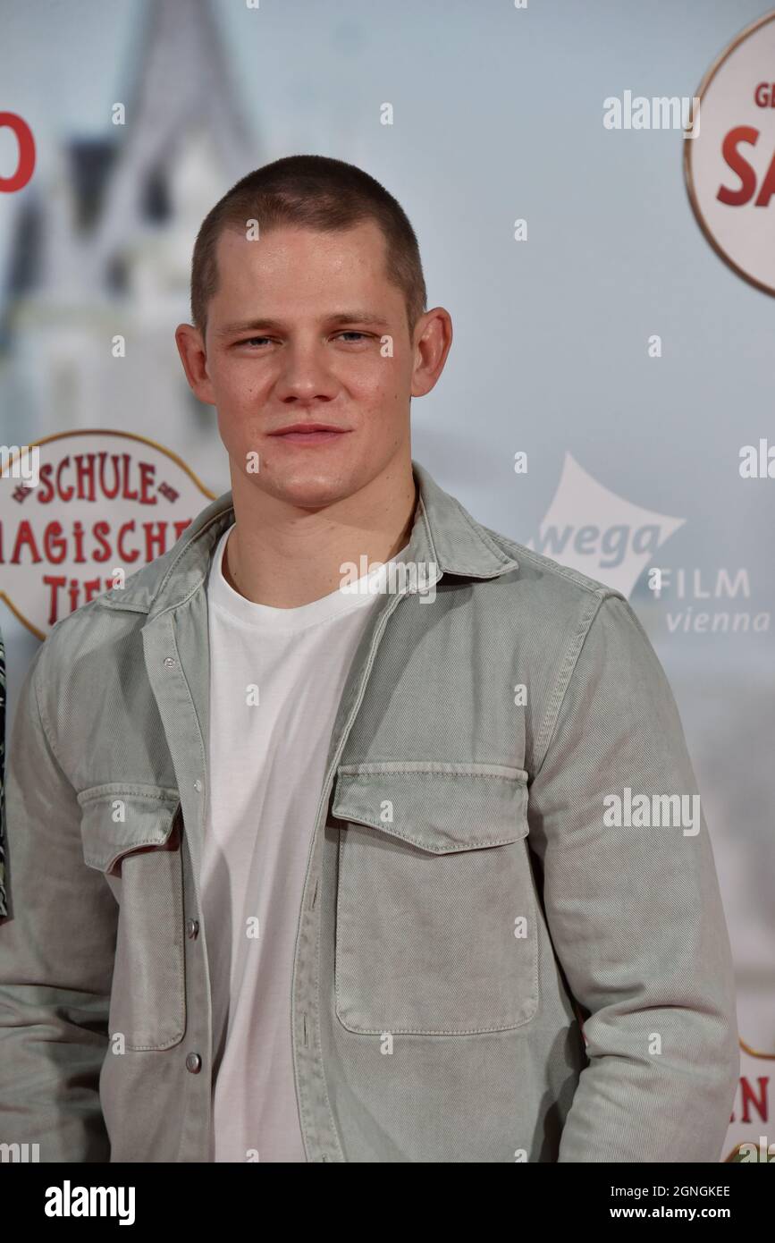 Cologne, Germany. 25th Sep, 2021. Actor Max von der Groeben comes to ...