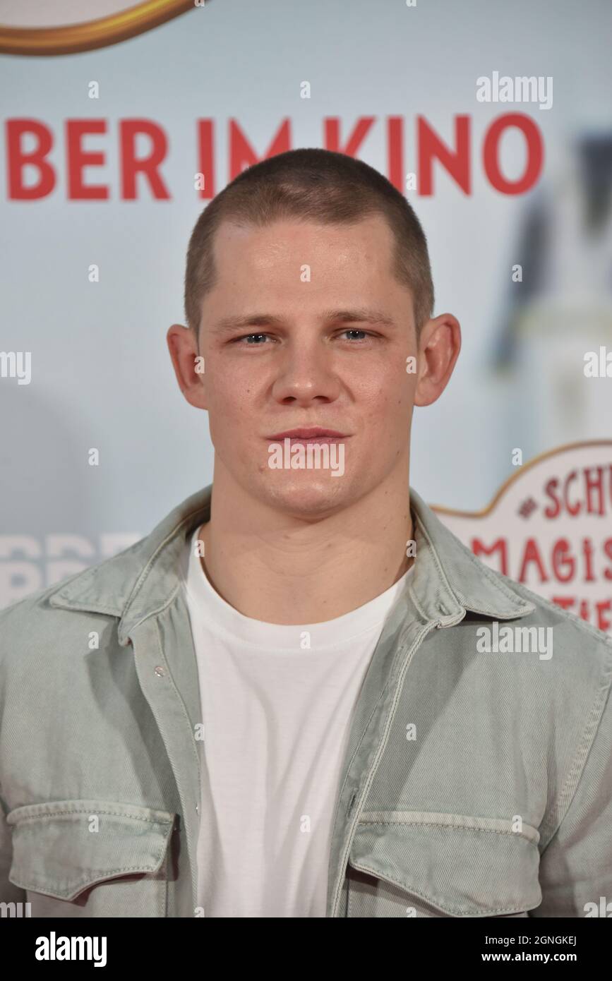 Cologne, Germany. 25th Sep, 2021. Actor Max von der Groeben comes to ...