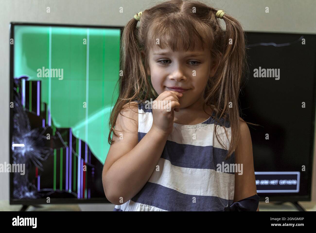 Smashed screen tv hi-res stock photography and images - Alamy