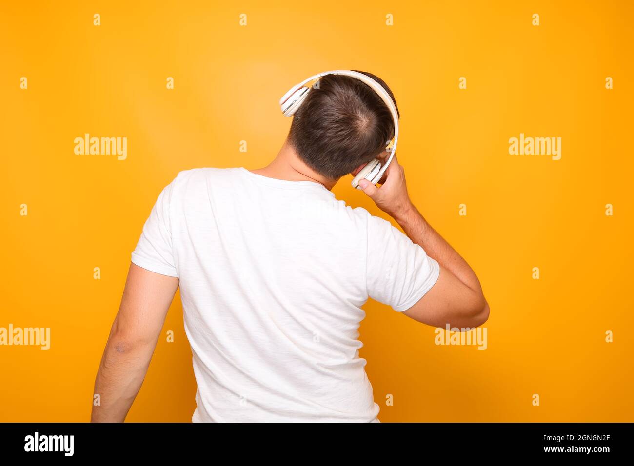 Back of head headphones hi-res stock photography and images - Alamy