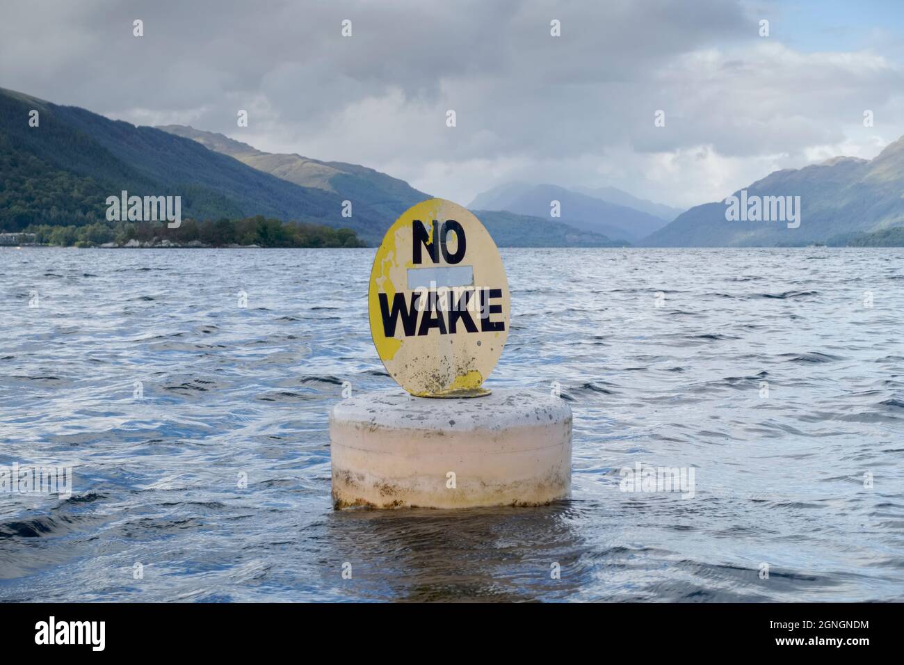 No wake water safety sign hi-res stock photography and images - Alamy
