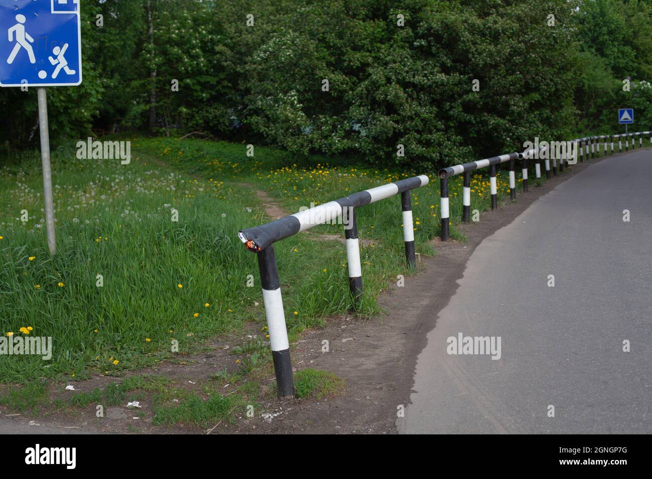 Car parking along the roadside hi-res stock photography and images - Alamy