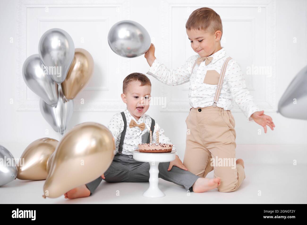 Happy kids celebrating hi-res stock photography and images - Alamy