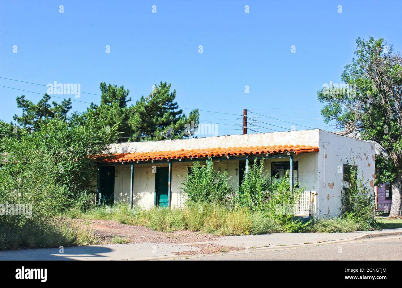 Exterior Of Run Down Motel Units Stock Photo - Alamy