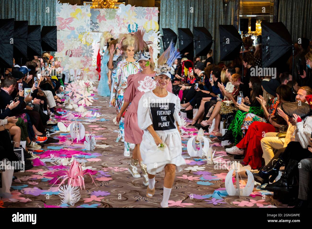 Female runway models hi-res stock photography and images - Alamy