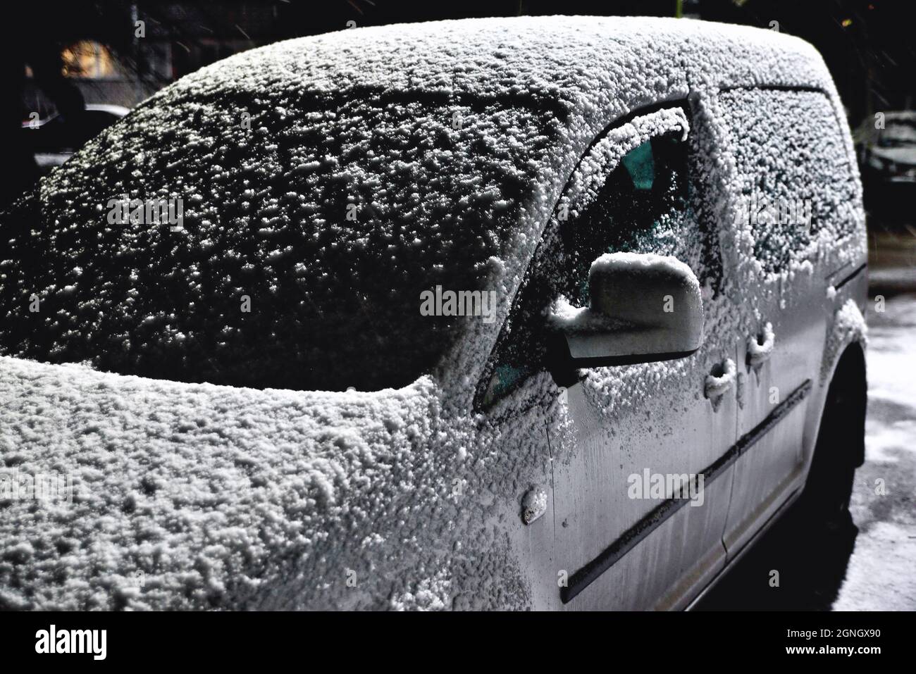 Car under street light hi-res stock photography and images - Alamy