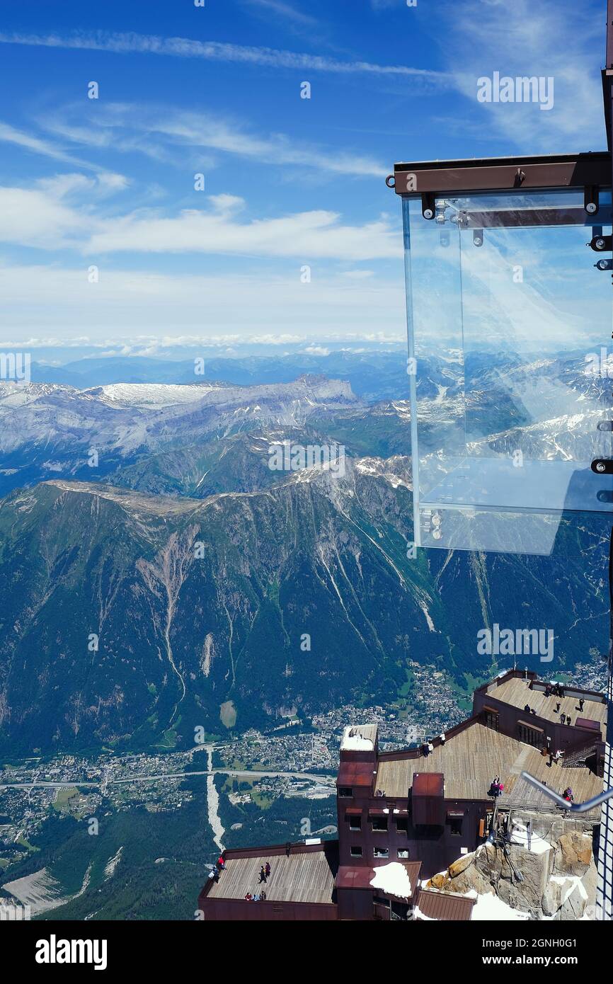 No people in the 'Step into the Void' glass box on the Aiguille Du Midi ...