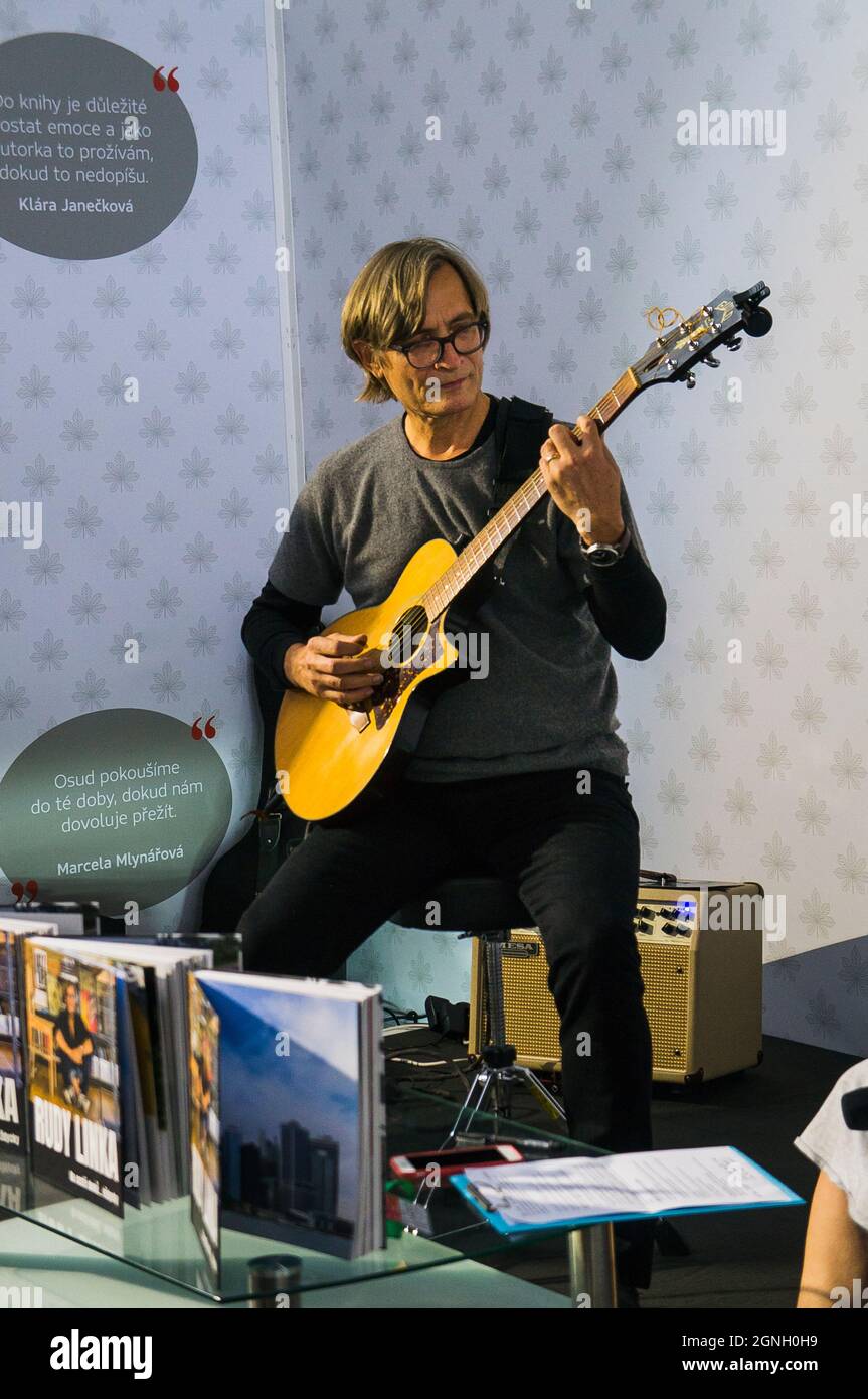 The world-renowned jazz guitar player Rudy Linka presented his ...