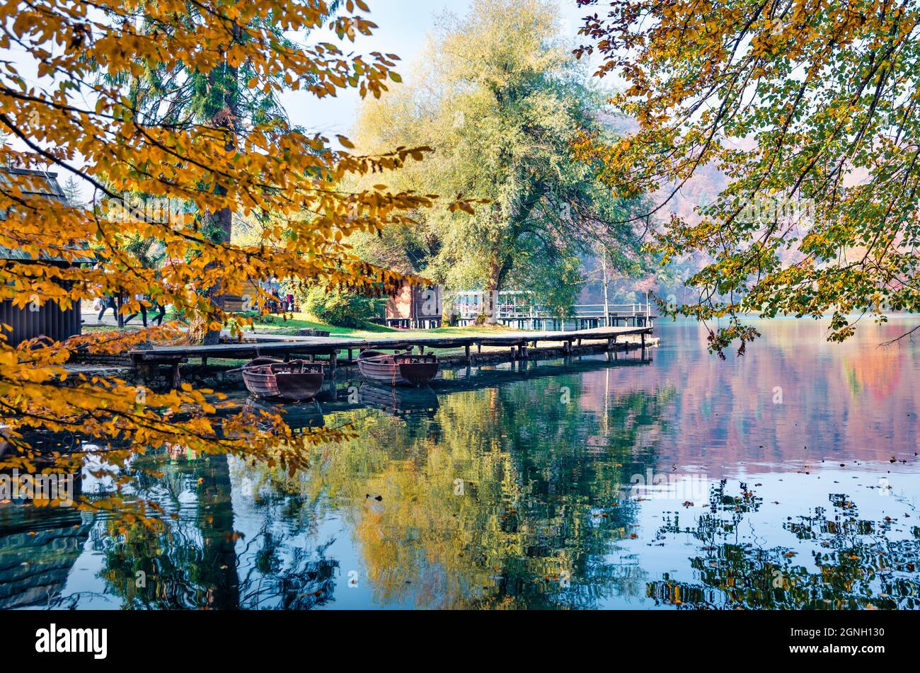 Attractive morning view of pure water lake with boats in Plitvice ...