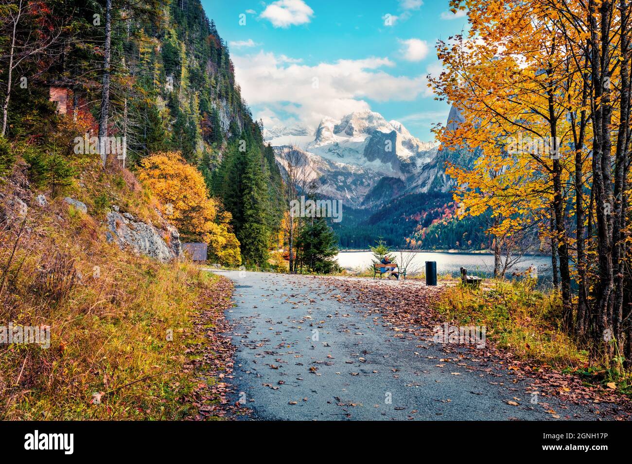 Captivating autumn scene of Vorderer / Gosausee lake with Dachstein ...