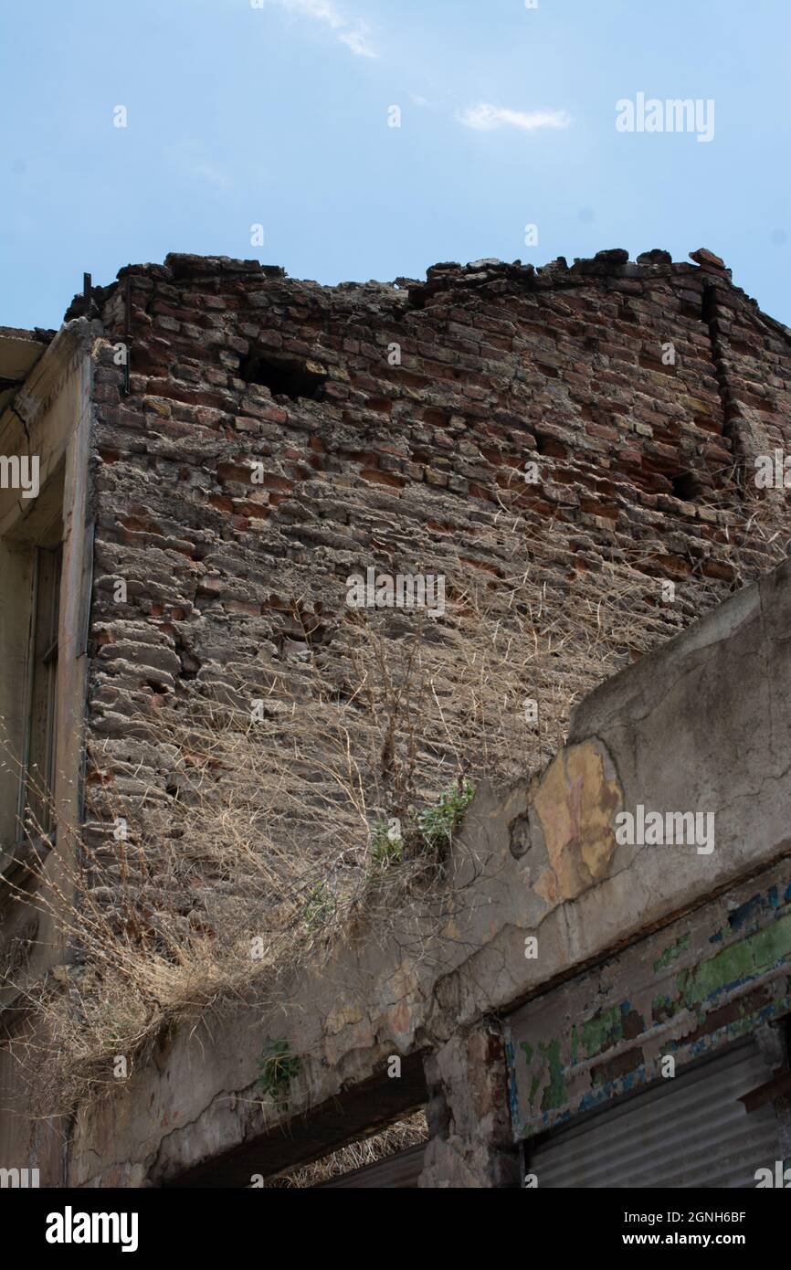 Broken brick wall blue sky hi-res stock photography and images - Alamy
