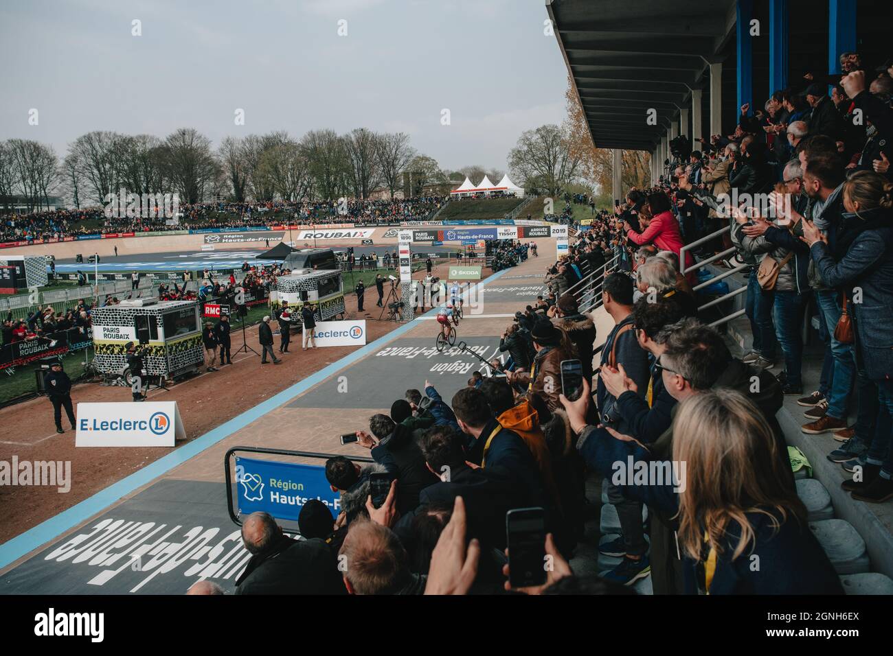 Paris roubaix showers hi-res stock photography and images - Alamy