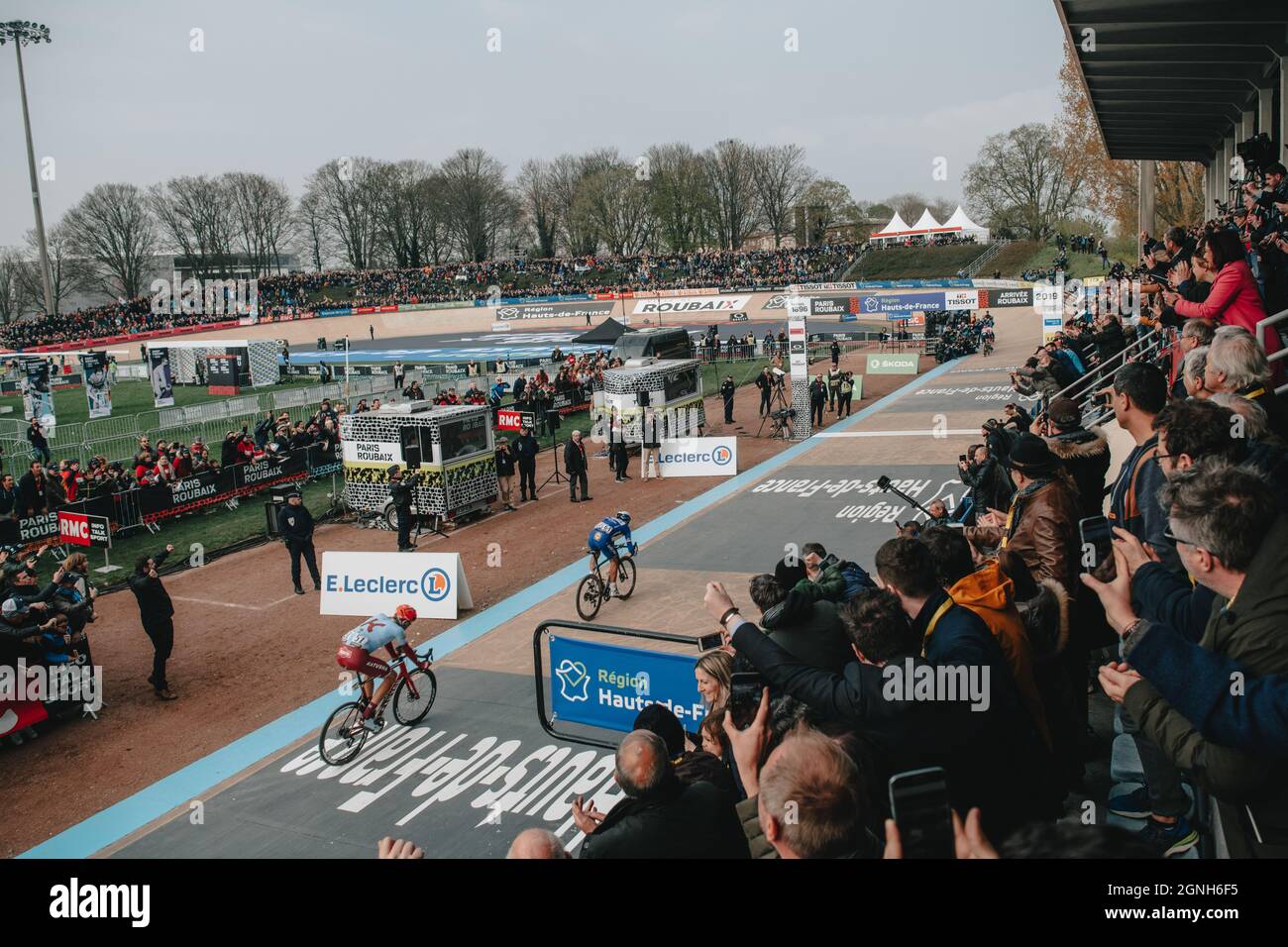 Roubaix velodrome shower hi-res stock photography and images - Alamy