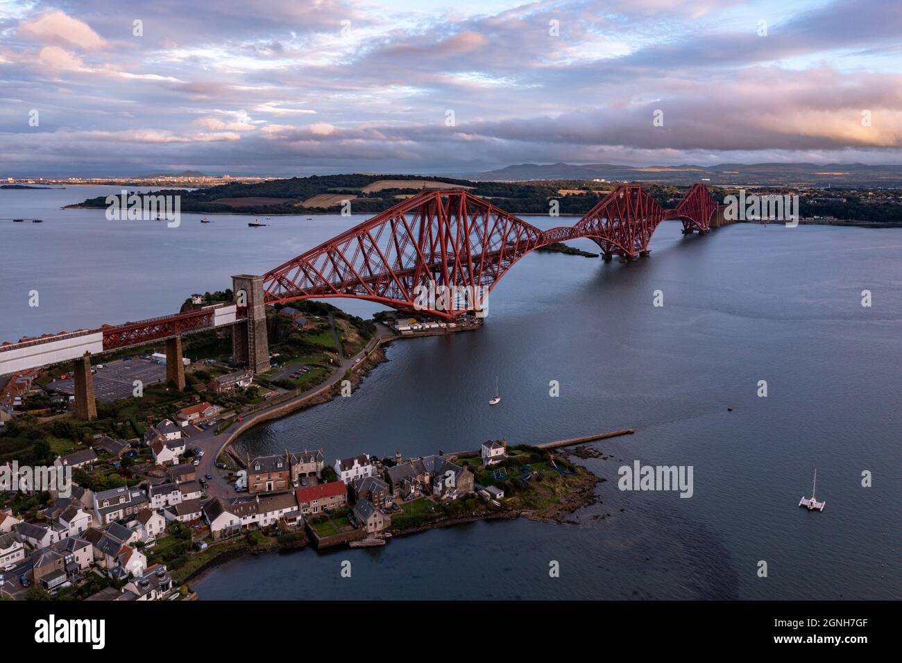 Forth bridge paint hi-res stock photography and images - Alamy