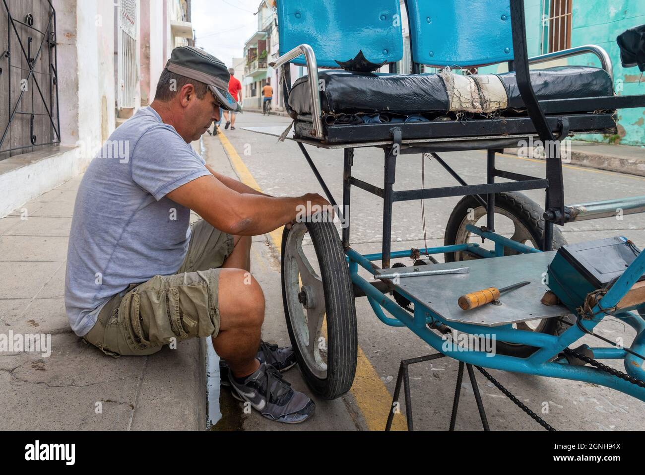 Man fixing a flat tire hi-res stock photography and images - Alamy