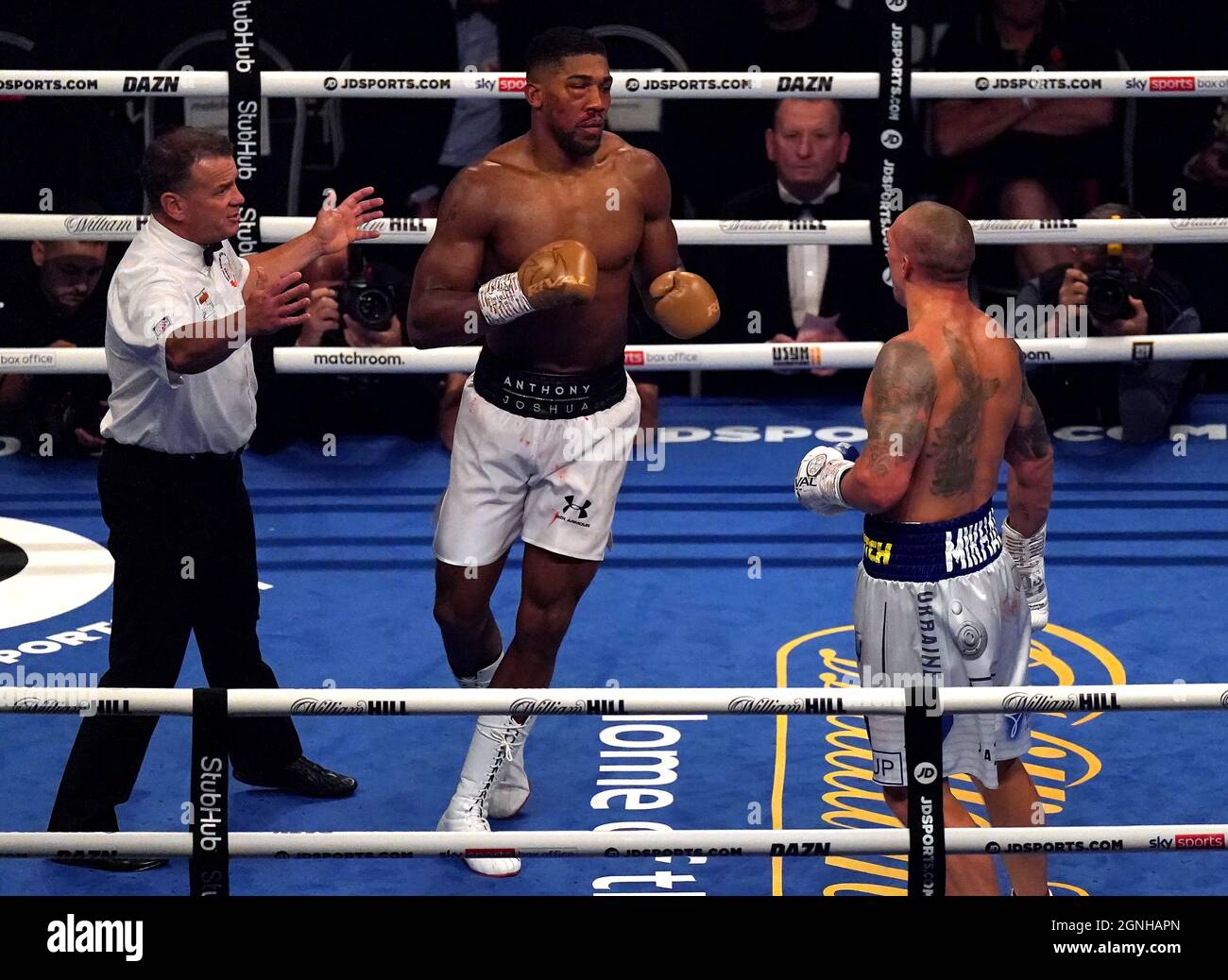Anthony Joshua with a bruised eye in the 11th round against Oleksandr ...