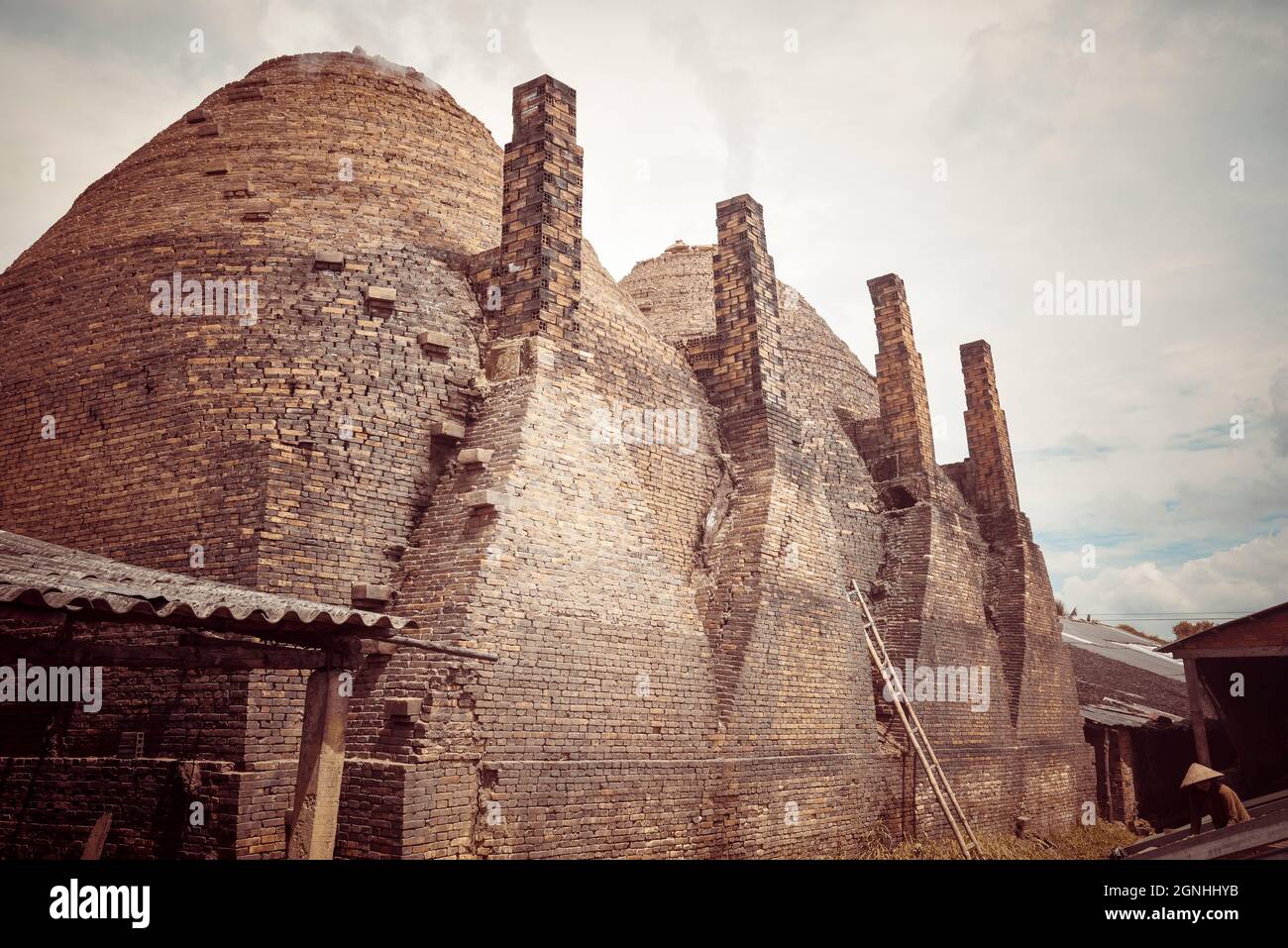 Clay brick buildings hi-res stock photography and images - Alamy