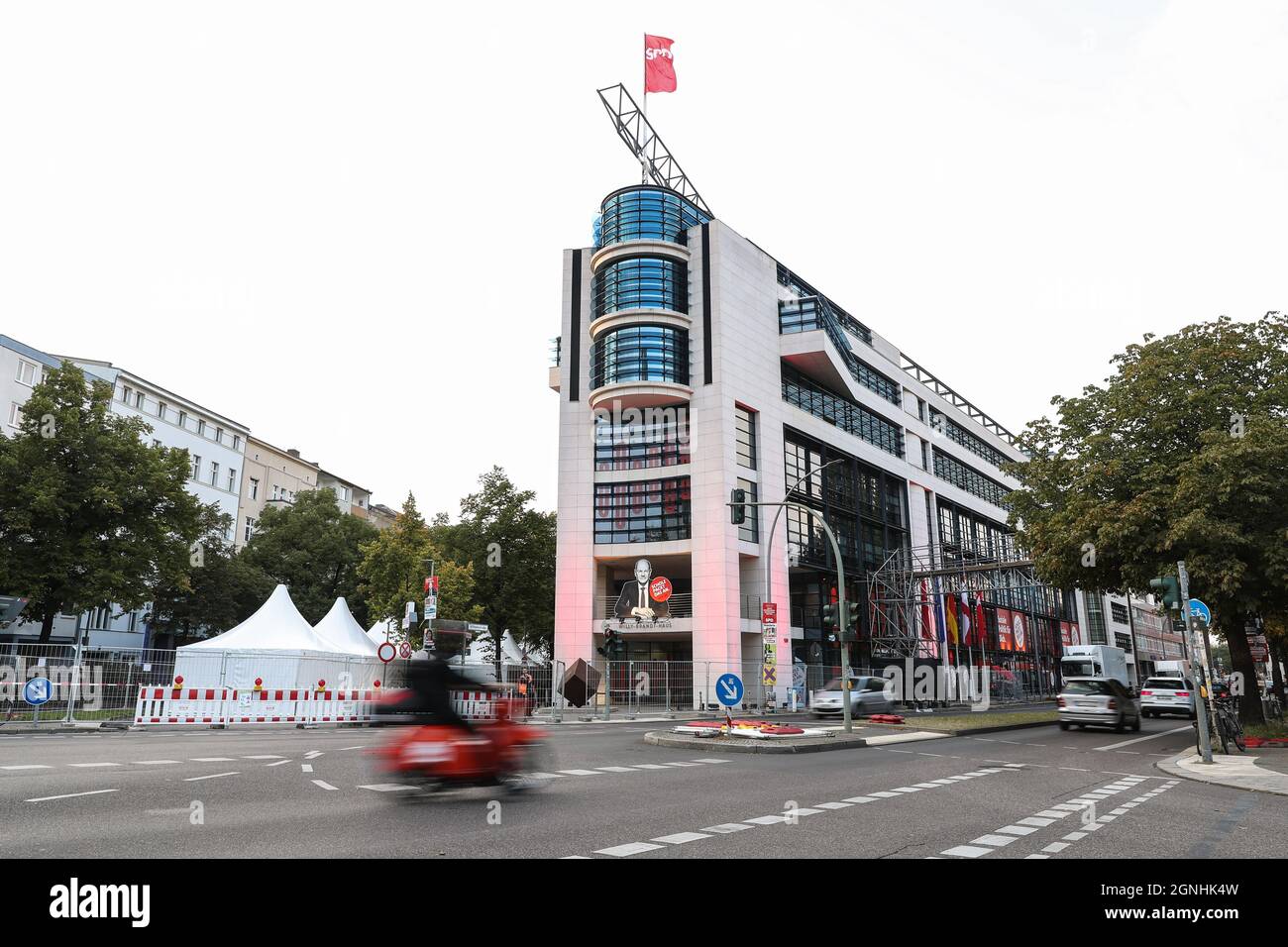 Berlin, Germany. 25th Sep, 2021. Vehicles drive past the headquarters ...