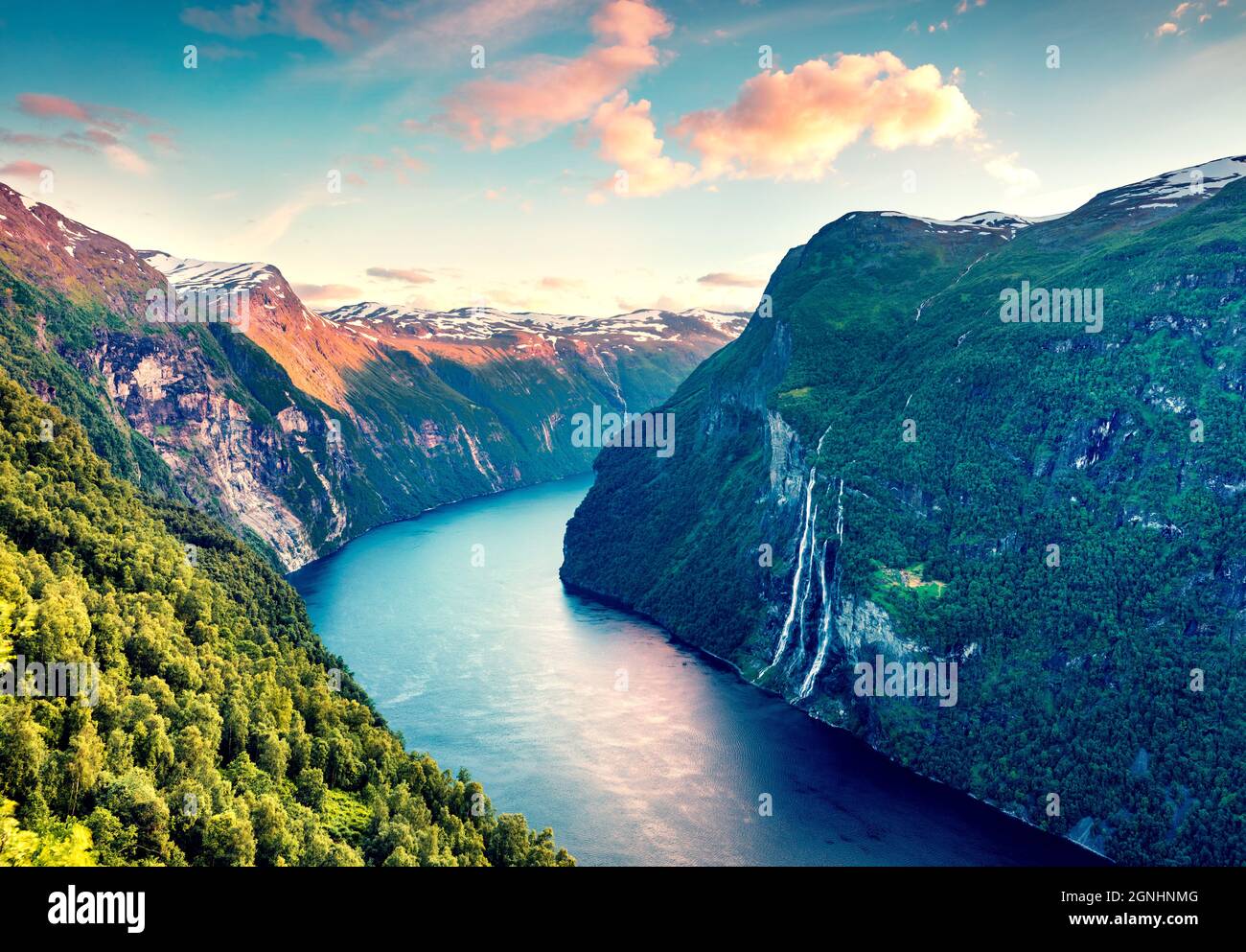 Splendid summer sunset of Sunnylvsfjorden fjord canyon, Geiranger ...