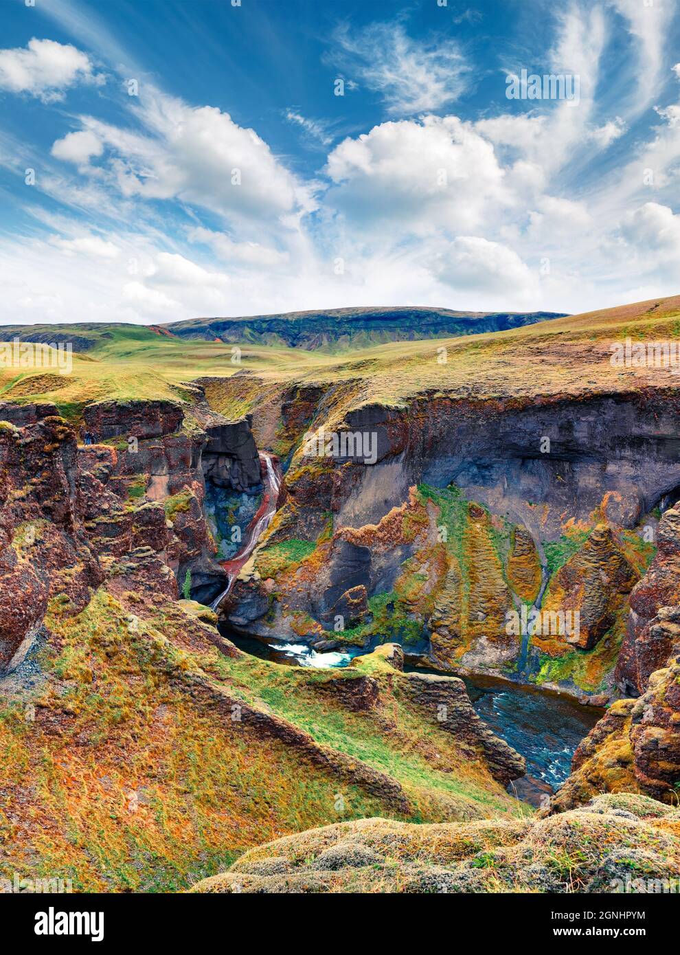 Picturesque morning view of Fjadrargljufur canyon and river. Splendid ...