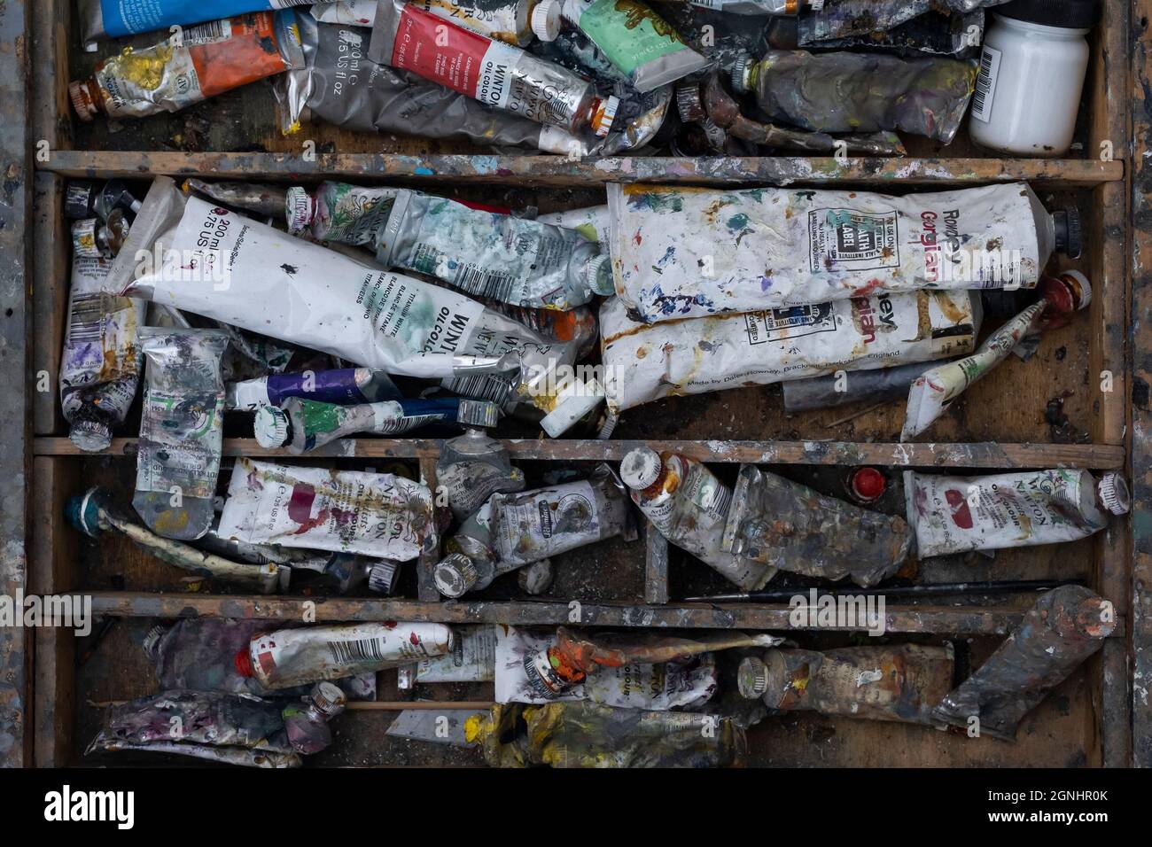 Used oil paint hi-res stock photography and images - Alamy