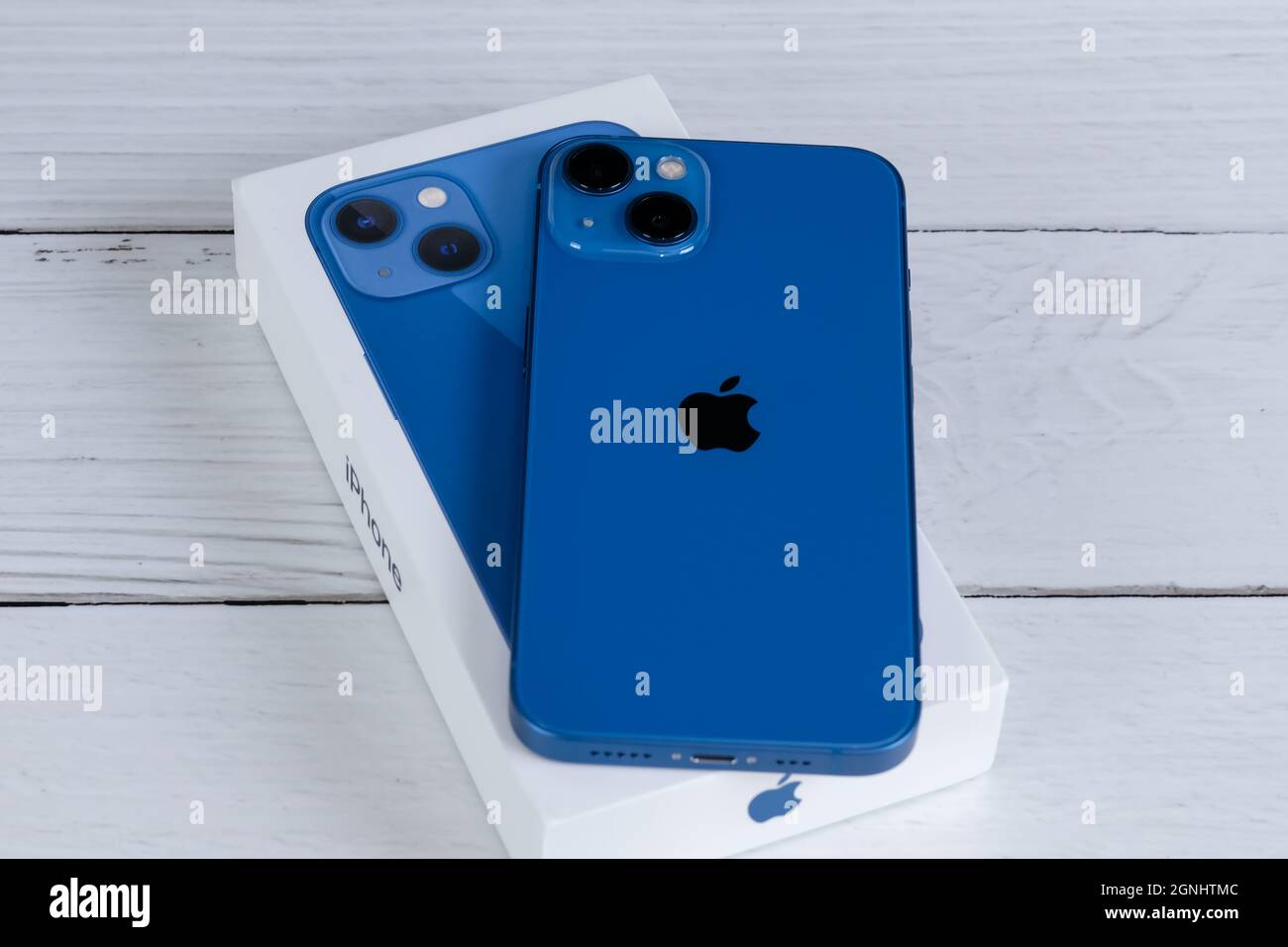 Iphone 13 in blue hi-res stock photography and images - Alamy