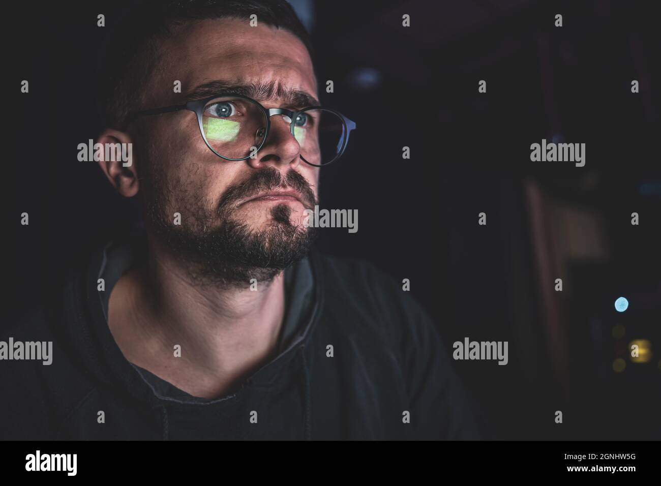 Man stares intently computer hi-res stock photography and images - Alamy