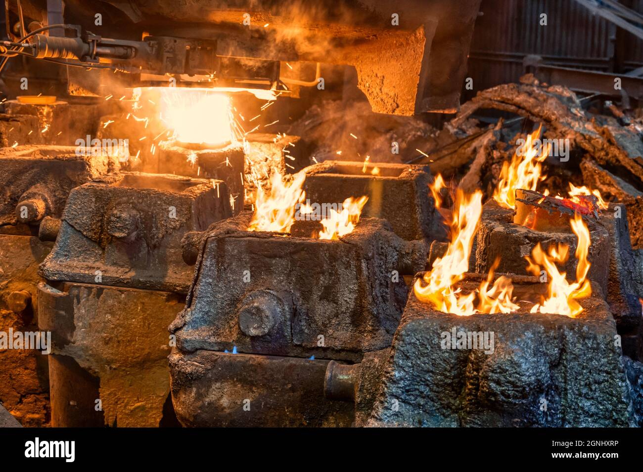 The process of filling liquid metal with steel molds Stock Photo - Alamy