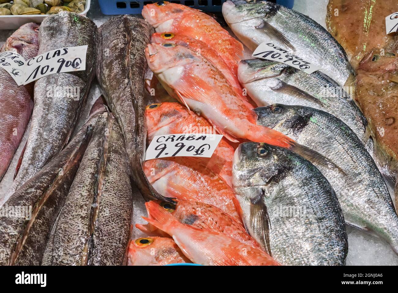 Fresh fish for sale on a market in Barcelona Stock Photo - Alamy