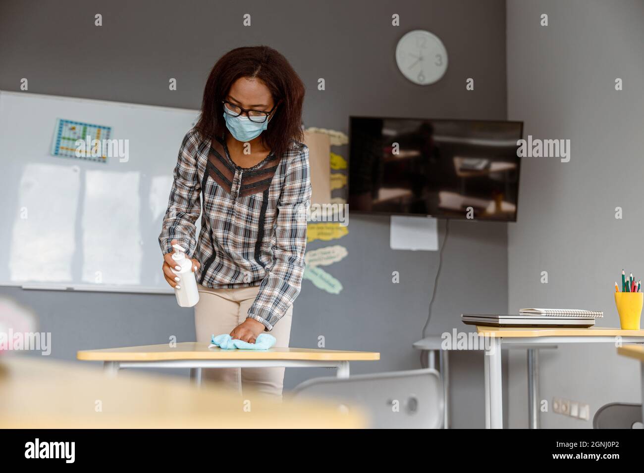 Children cleaning classroom hi-res stock photography and images - Alamy