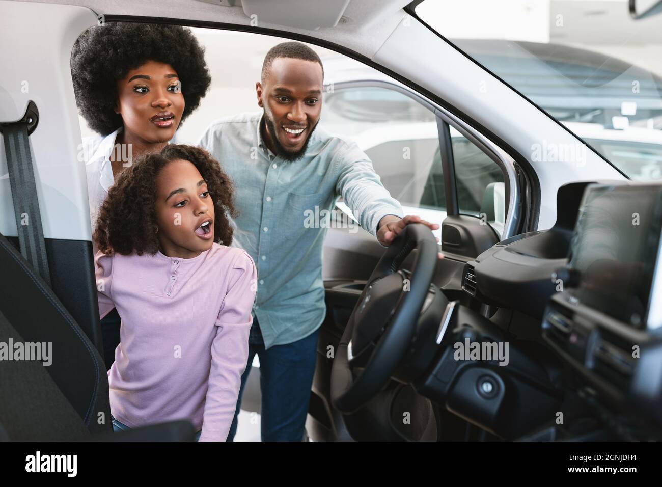 Car drive family hi-res stock photography and images - Alamy