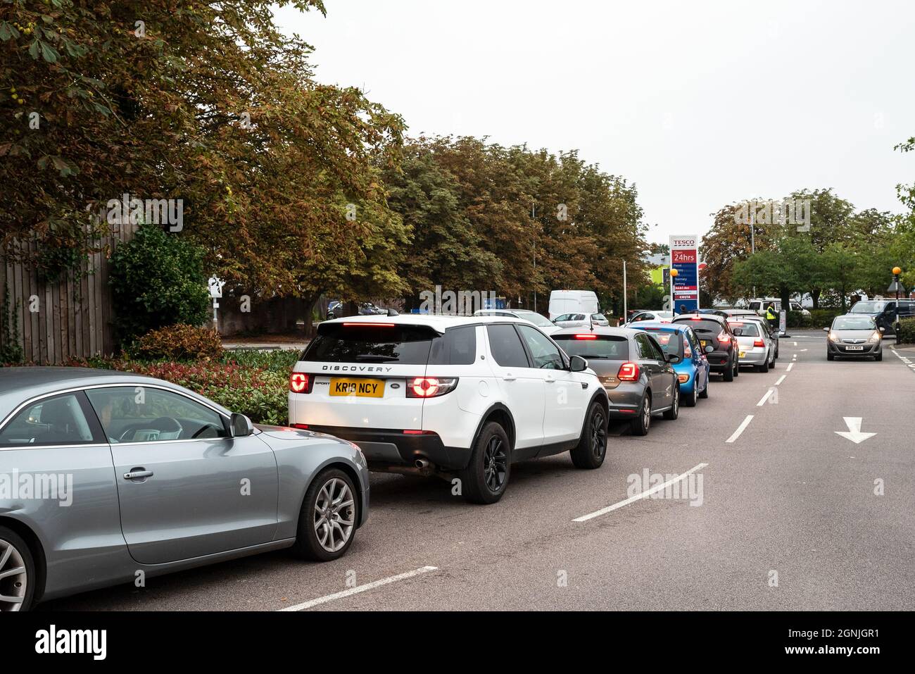 Aylesbury, UK. 25th September 2021. Panic buying fuel at Aylesbury ...